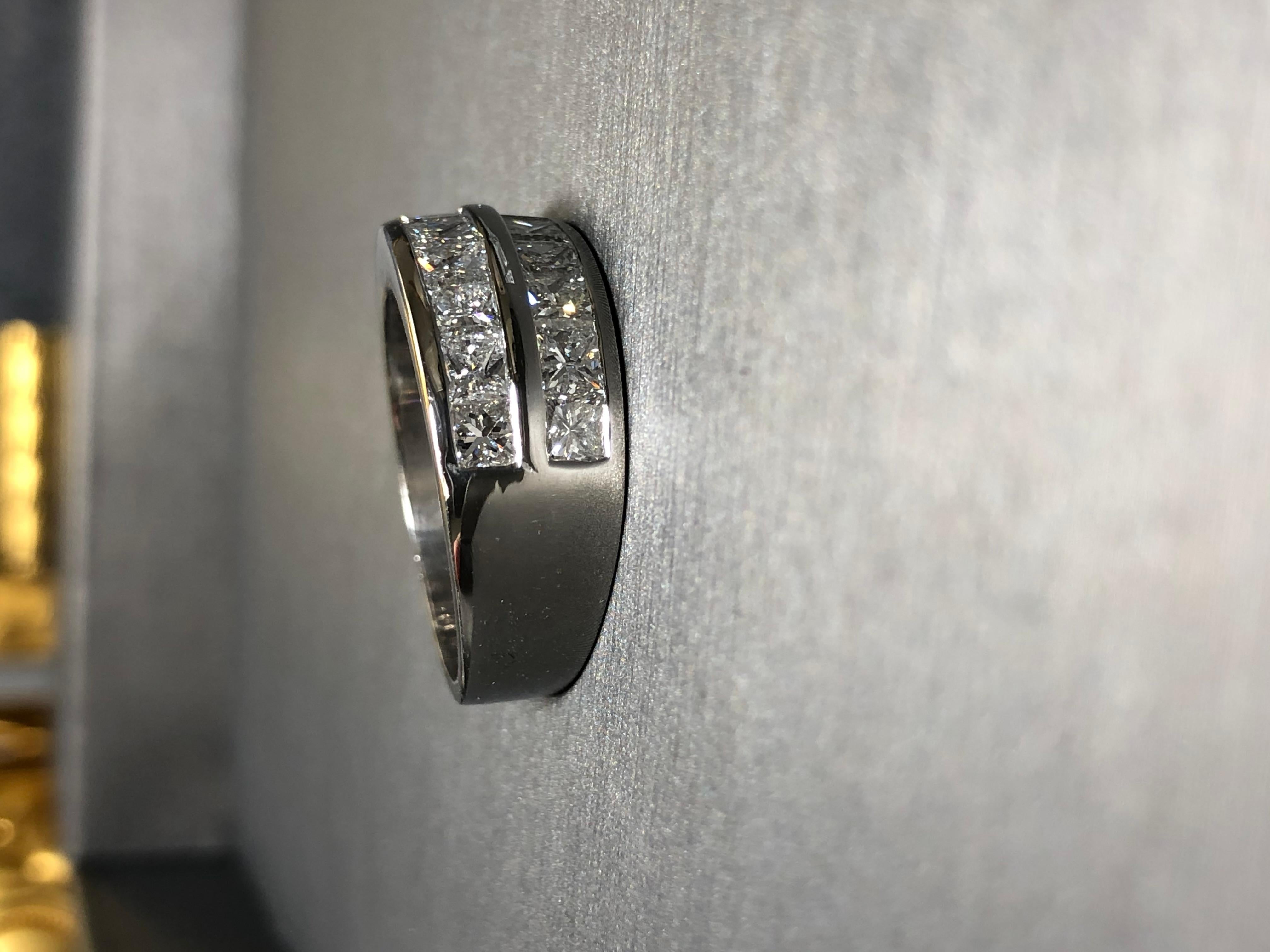 A simple band, but due to the size of the stones, it explodes with life ...