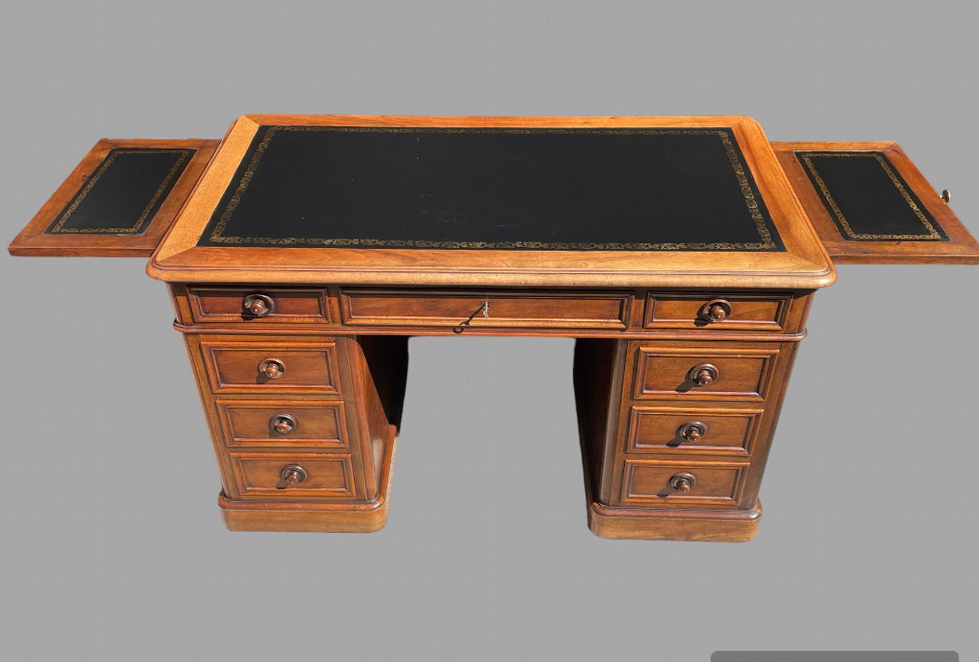 Very Attractive 19th Century Walnut Desk For Sale at 1stDibs