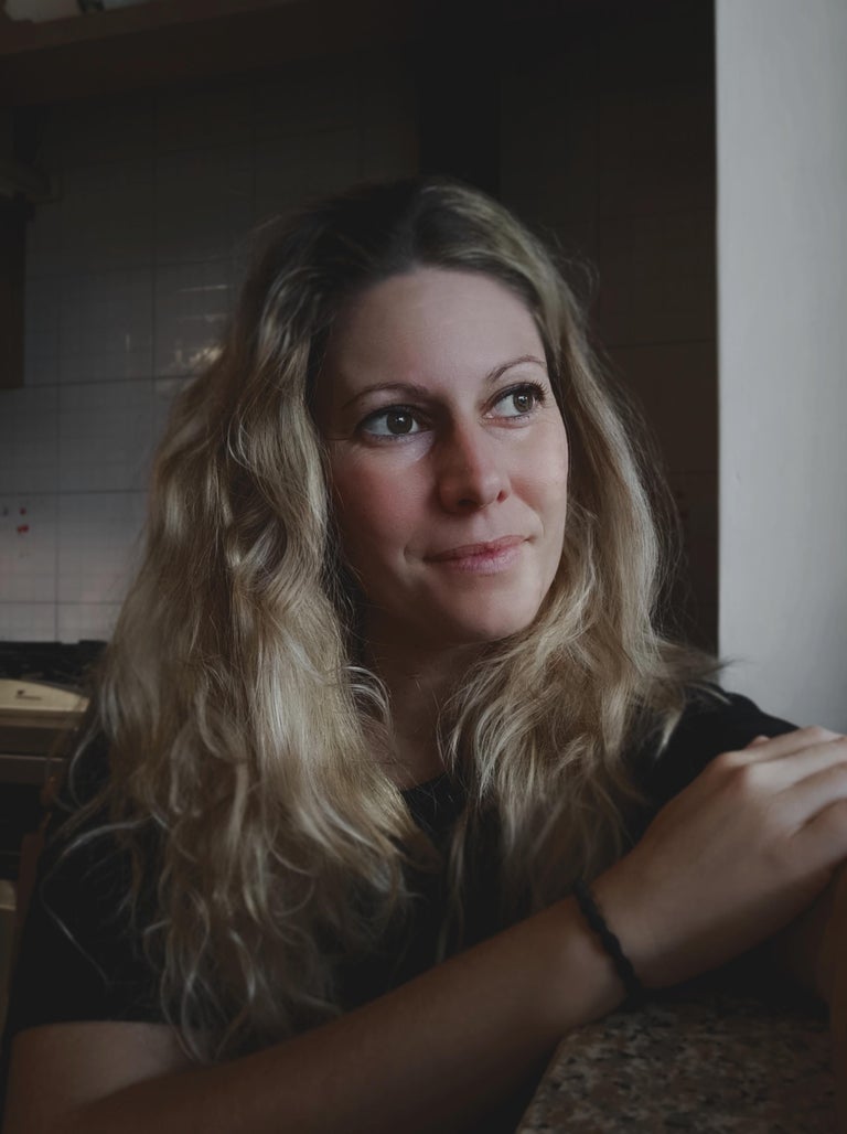 Sara Menon - Peinture de paysage de la forêt avec un ours en noir et ...