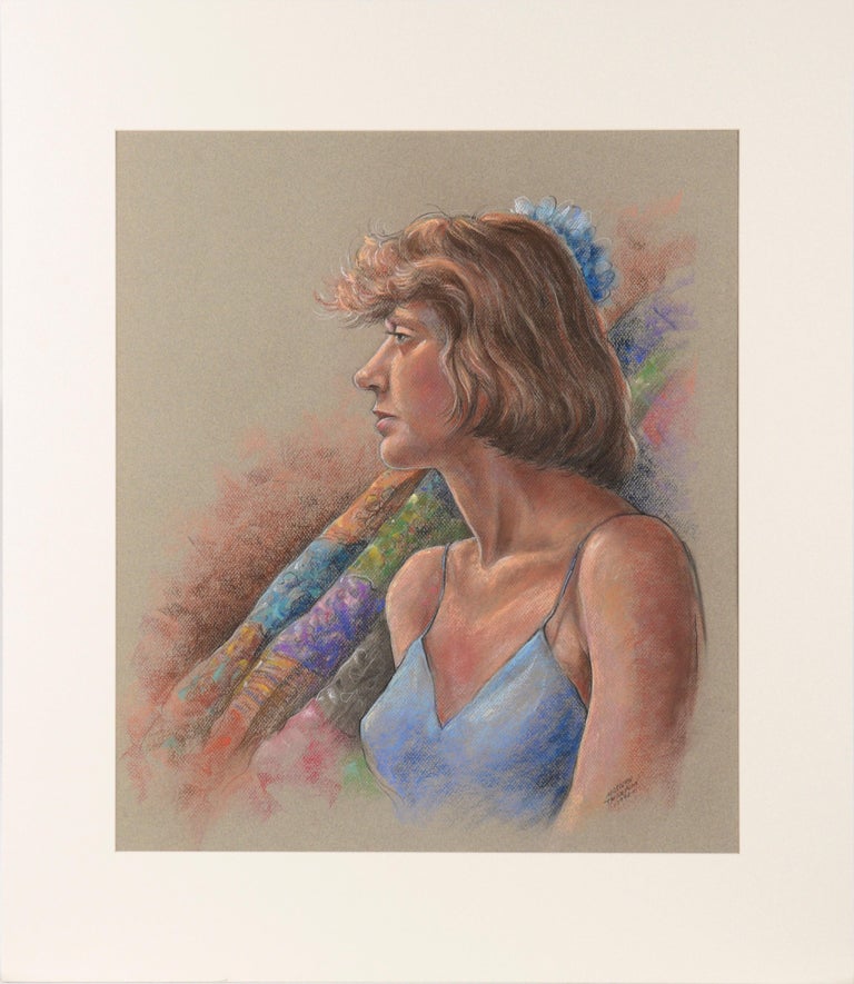 Marilyn Thompson – Porträt einer Frau in einem blauen Hemd im Angebot ...