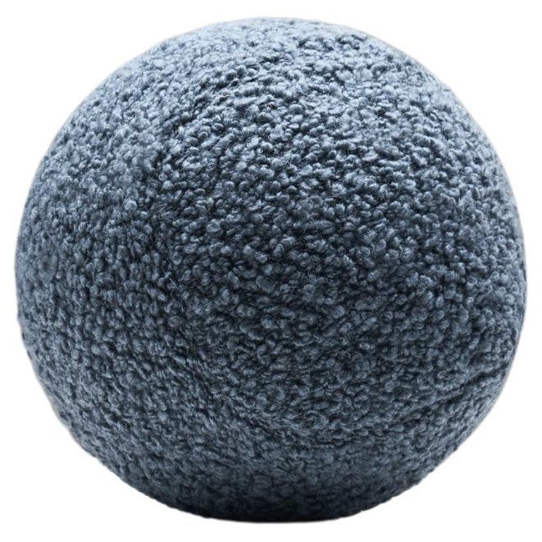 Coussin boule d'accentuation en tissu bleu En vente sur 1stDibs