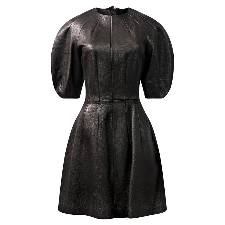 ALEXANDER MCQUEEN - Robe bulle en cuir texturé En vente sur 1stDibs