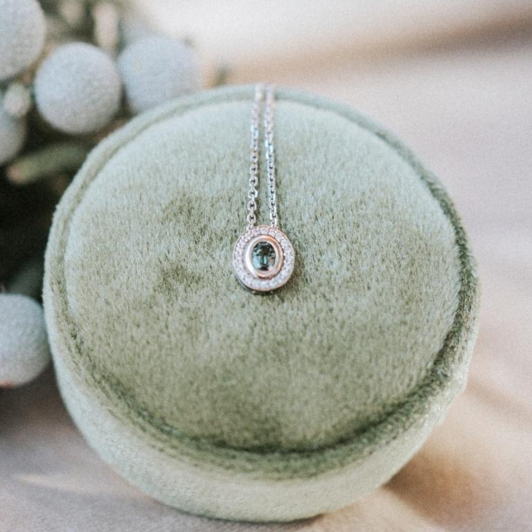 0.2ct Alexandrite and Diamonds Halo Necklace in White Gold 14k For Sale ...