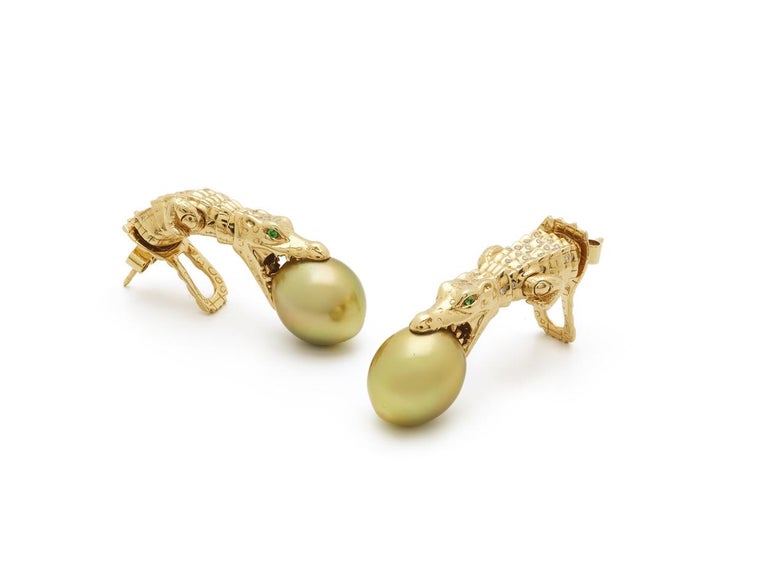 Alligator Pearl Biting Earring For Sale at 1stDibs