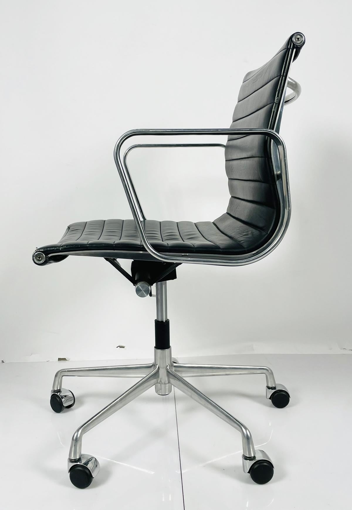 Aluminum Group Chair by Charles Eames for Herman Miller For Sale at 1stDibs