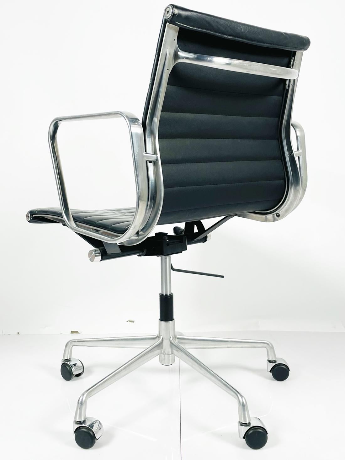 Aluminum Group Chair by Charles Eames for Herman Miller For Sale at 1stDibs