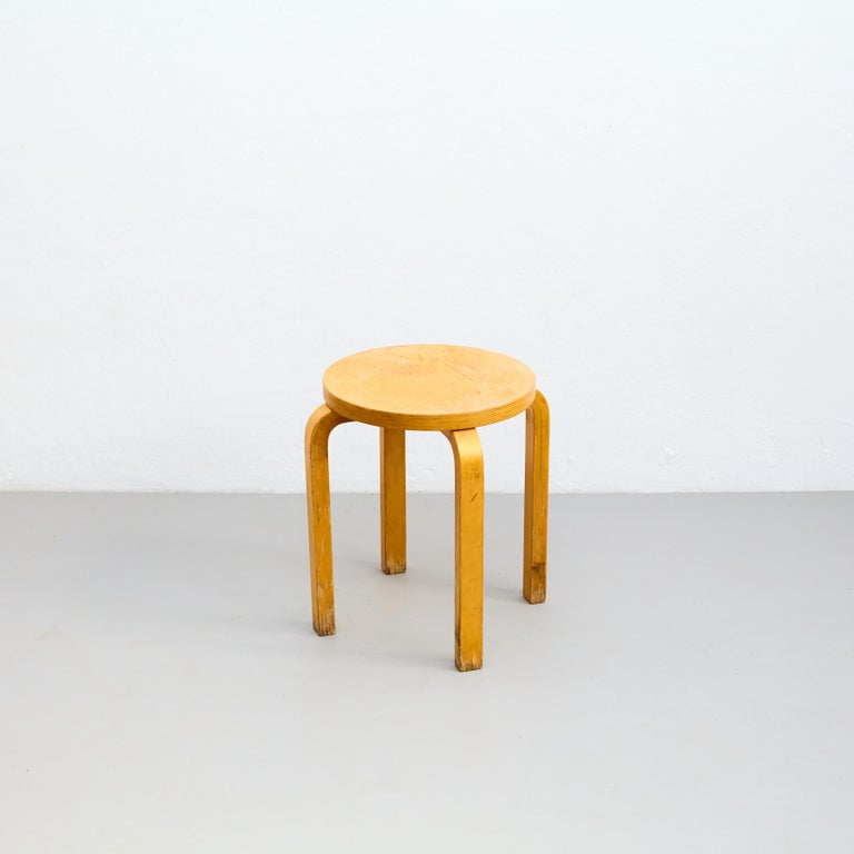 Moderner Holzhocker im Alvar-Aalto-Stil aus der Mitte des Jahrhunderts, um 1960 im Angebot bei ...