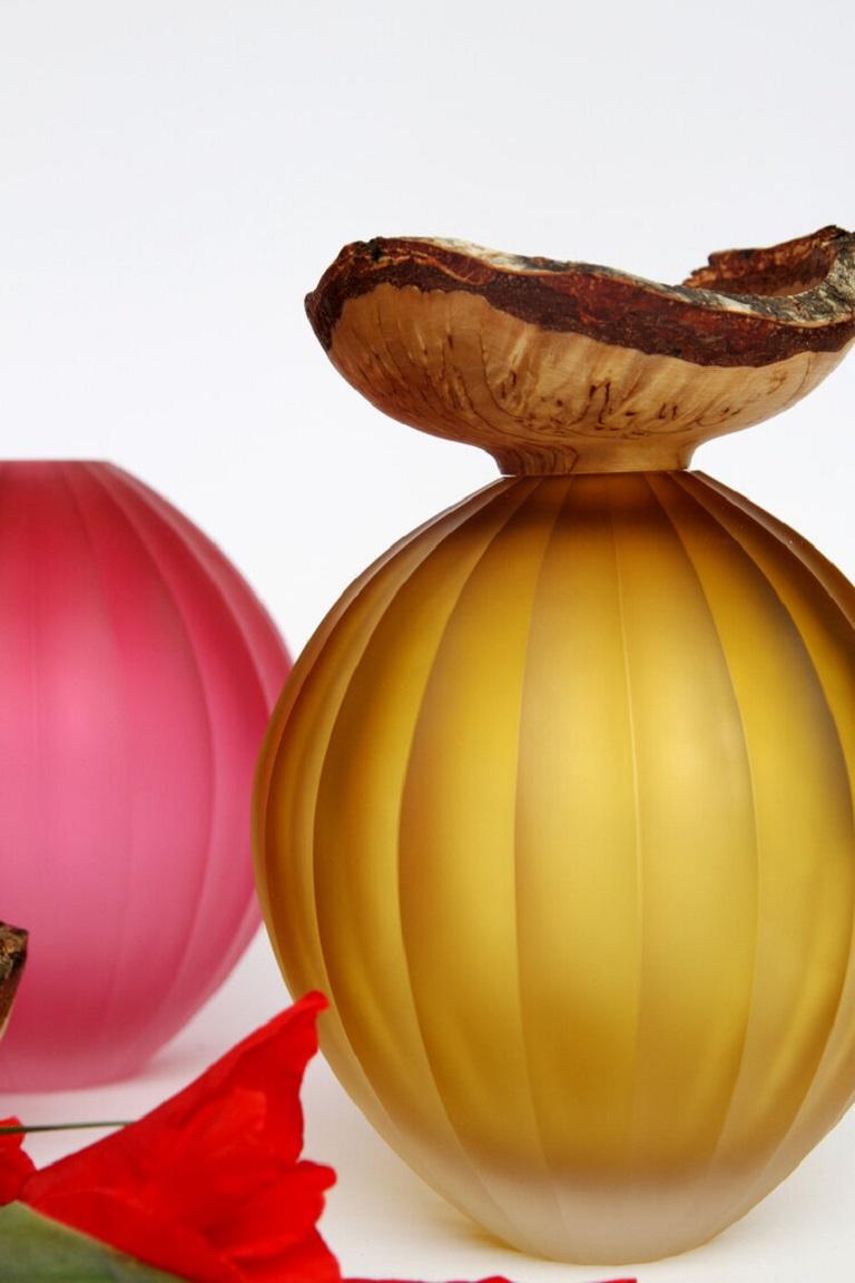 Bernsteinfarbenes Stapelgefäß mit Mohn, Pia Wüstenberg im Angebot bei 1stDibs