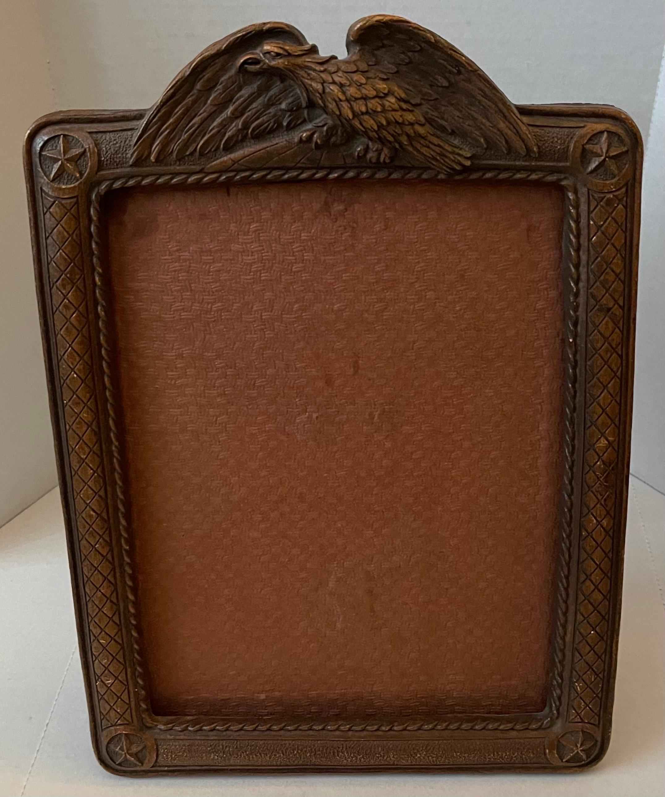 Marco Americano de Madera Tallada con Motivo de Águila en venta en 1stDibs