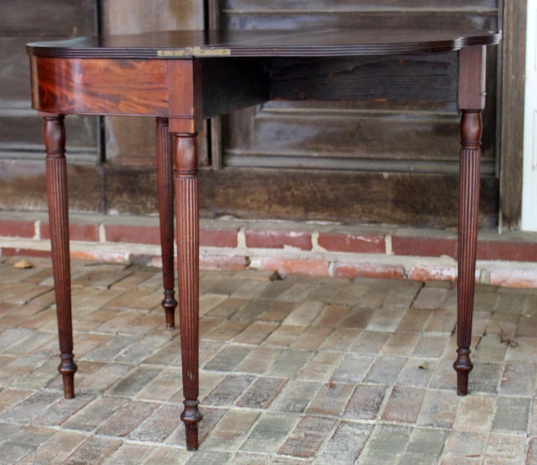 American Federal Period Serpentine Form Tea Table For Sale at 1stDibs