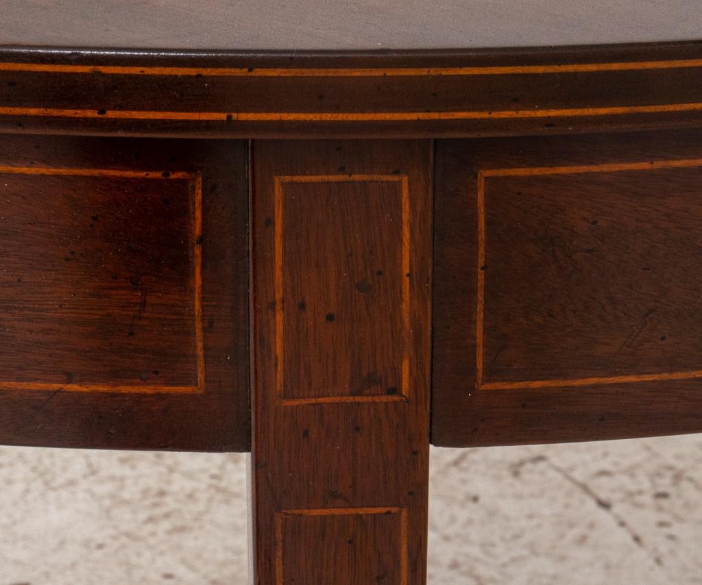 American Federal Style Round Extending Table For Sale at 1stDibs