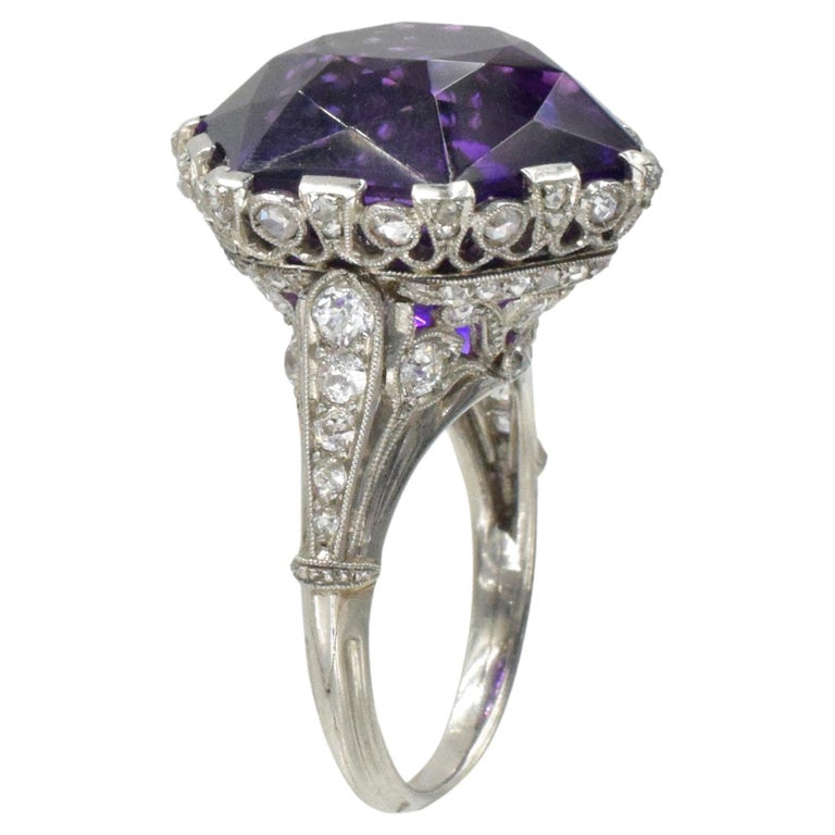 Ring mit Amethyst und Diamanten im Angebot bei 1stDibs