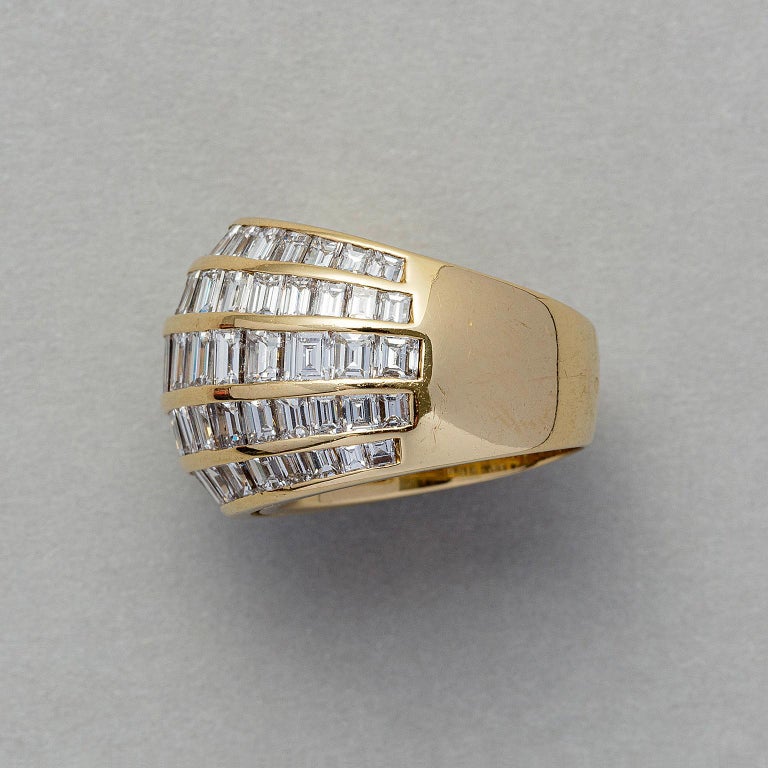 18 Carat Bombé Ring Set with Baguette Cut Diamonds For Sale at 1stDibs