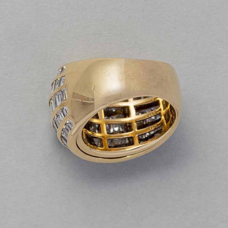 18 Carat Bombé Ring Set with Baguette Cut Diamonds For Sale at 1stDibs