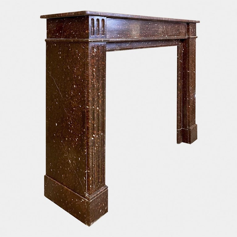 Antiker französischer Kaminsims im Louis-XVI.-Stil im Angebot bei 1stDibs
