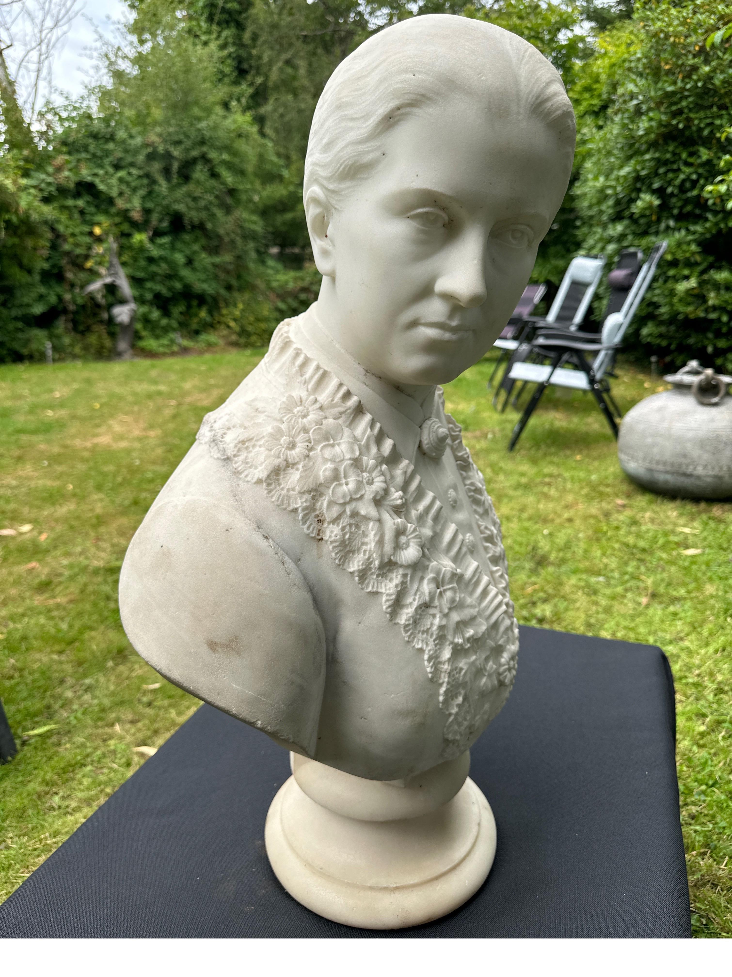 An elegant bust of a lady For Sale at 1stDibs