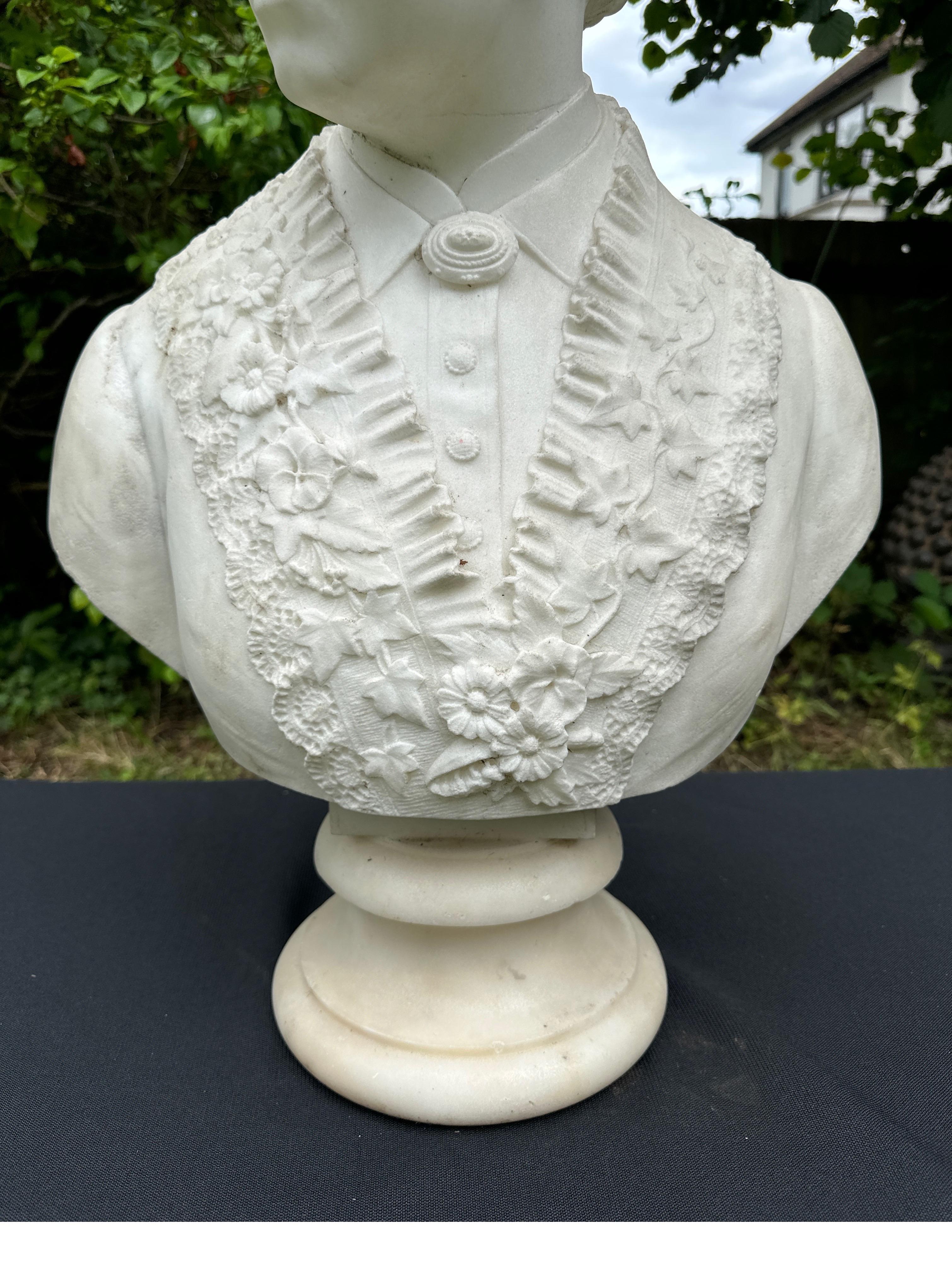 An elegant bust of a lady For Sale at 1stDibs