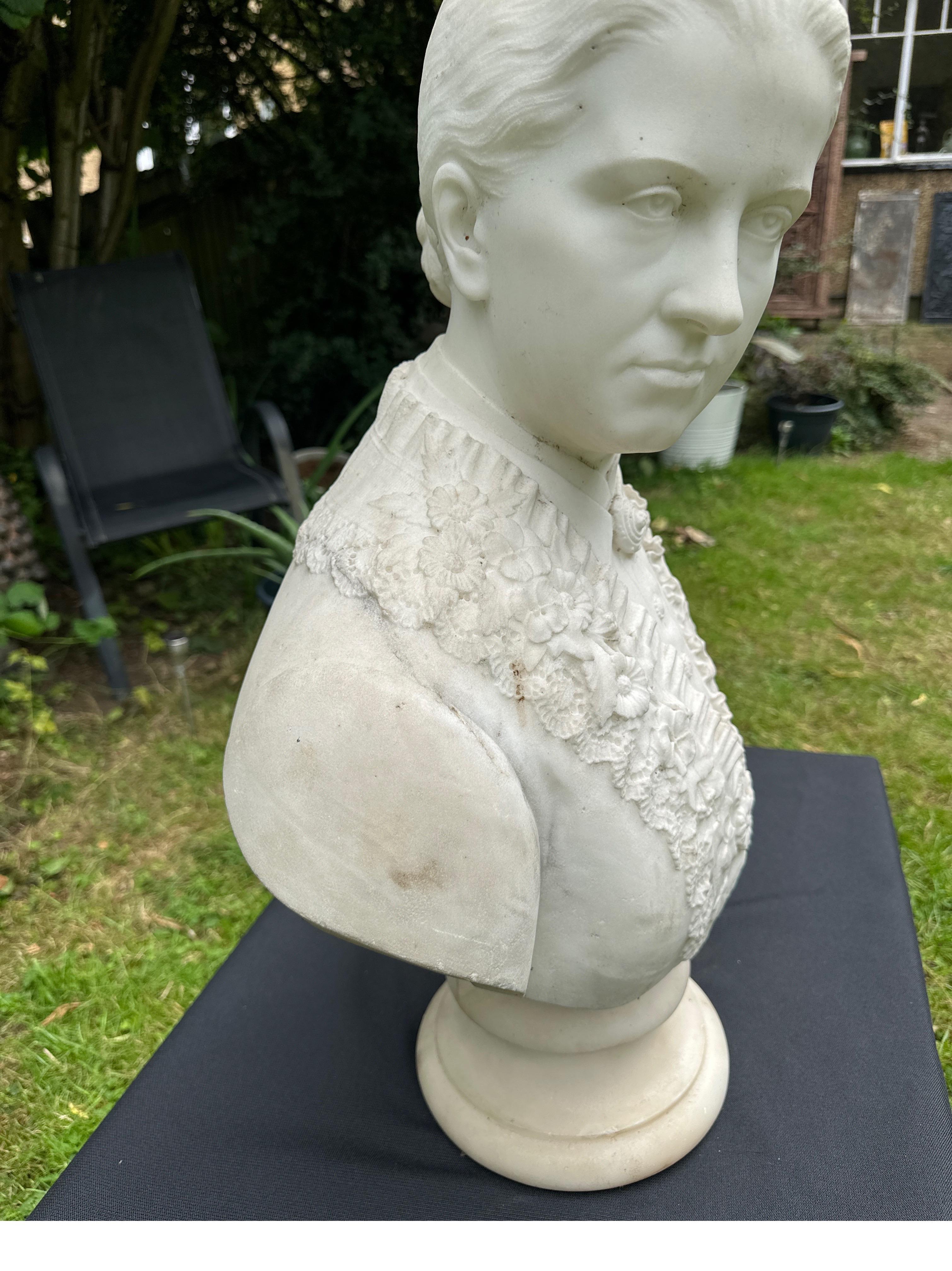 An elegant bust of a lady For Sale at 1stDibs