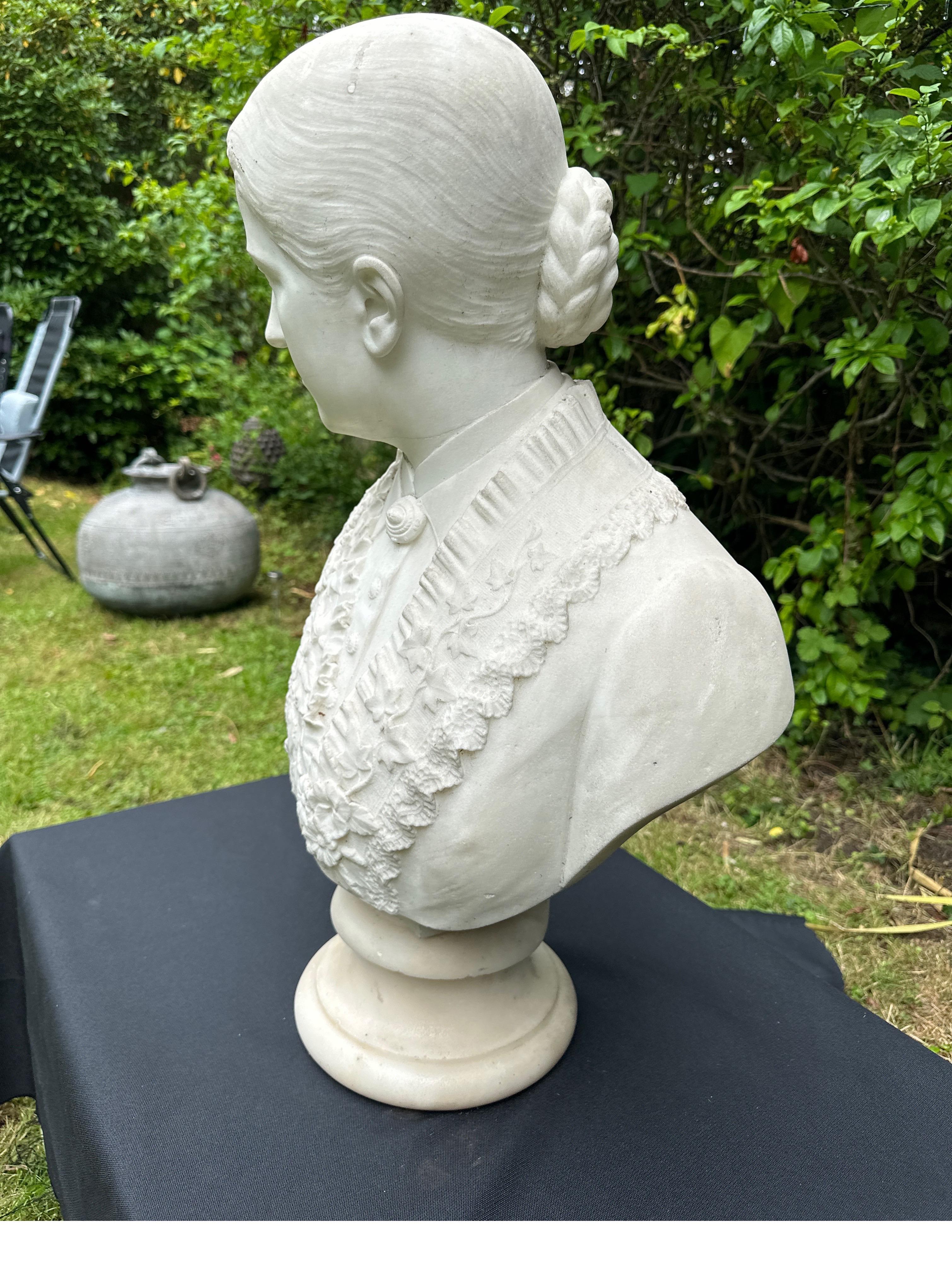 An elegant bust of a lady For Sale at 1stDibs