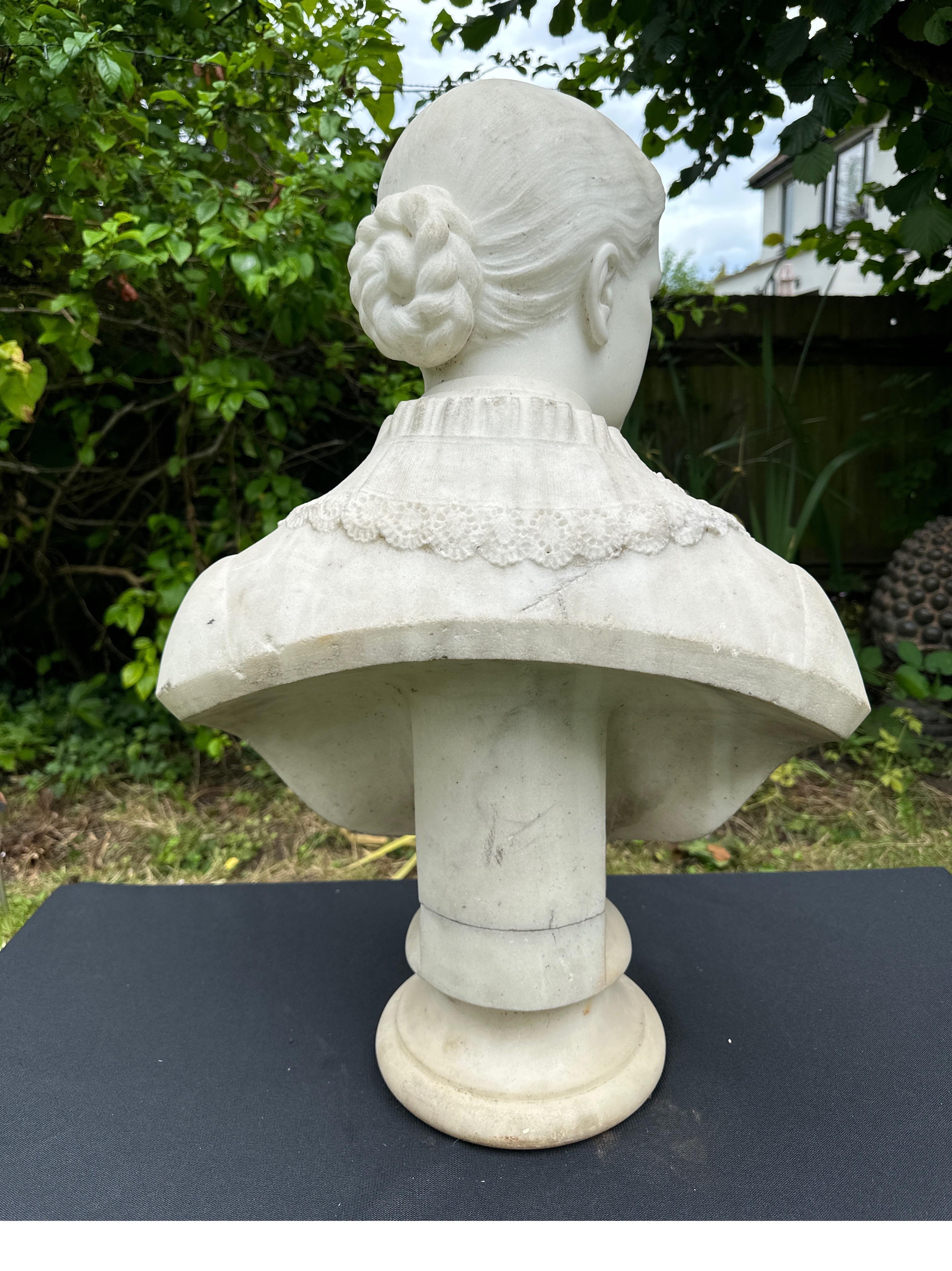 An elegant bust of a lady For Sale at 1stDibs
