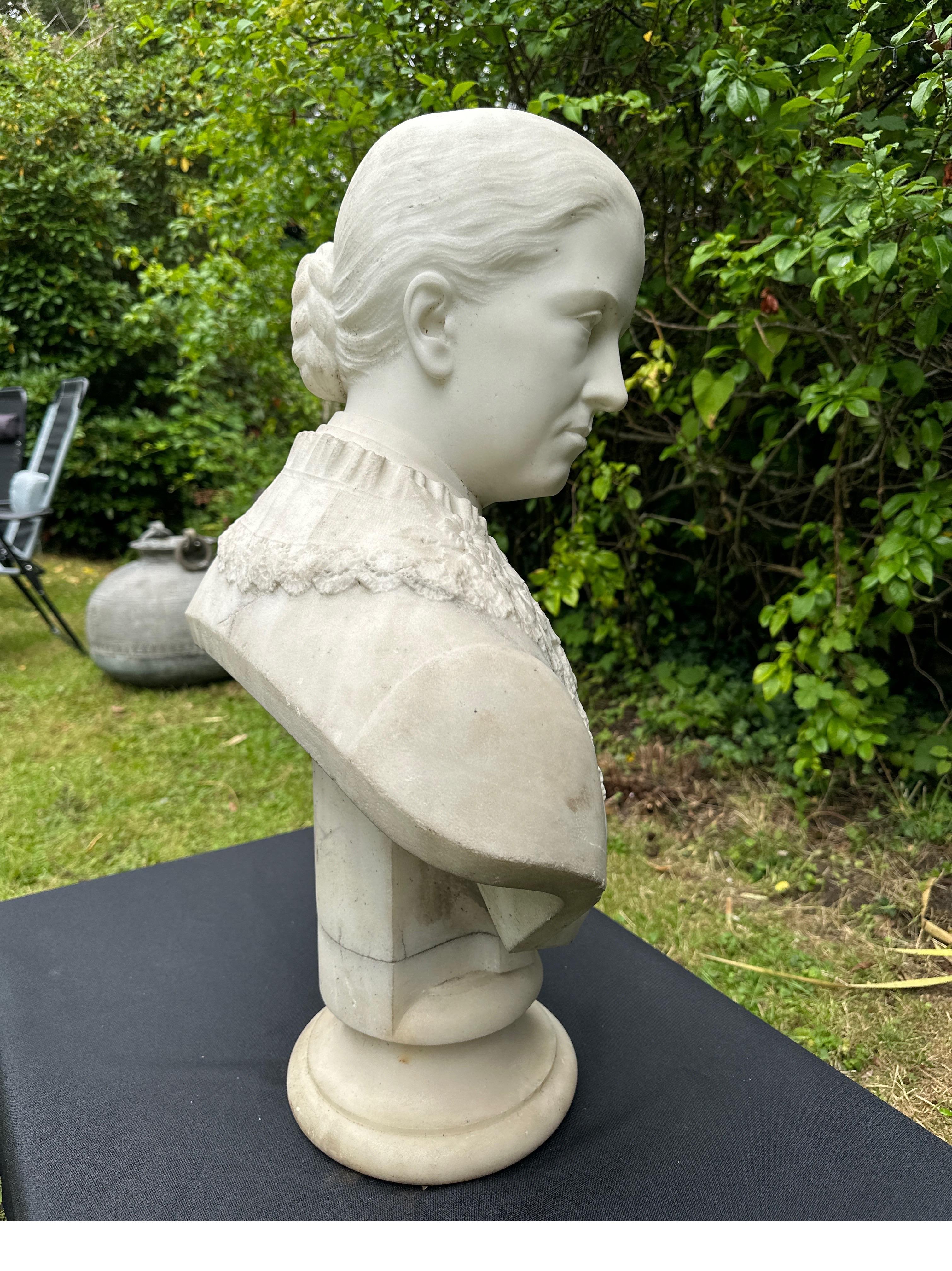An elegant bust of a lady For Sale at 1stDibs