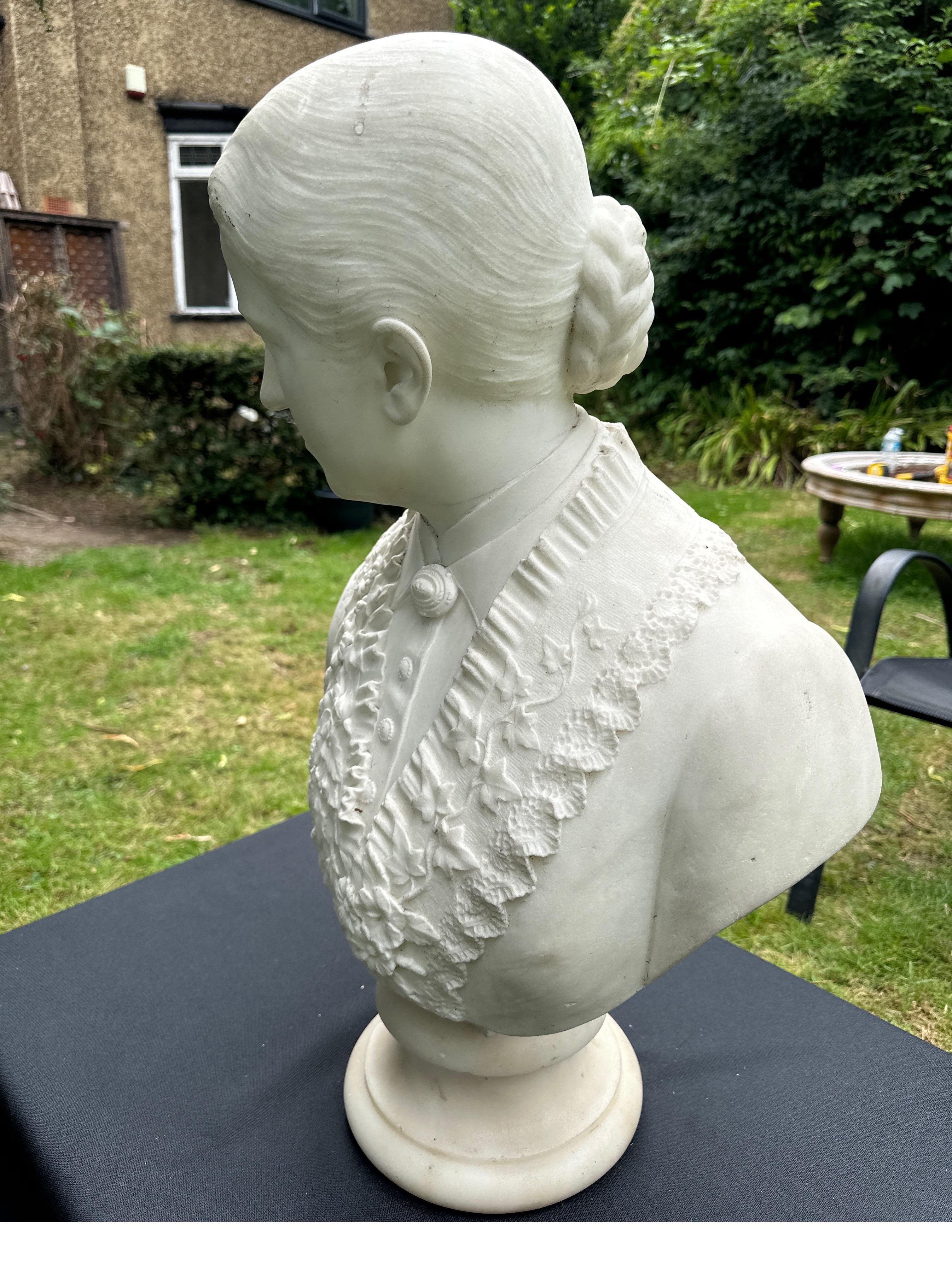 An elegant bust of a lady For Sale at 1stDibs