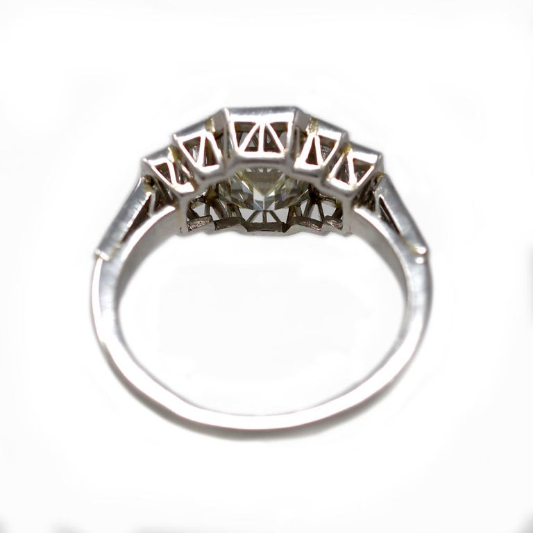 Diamantring mit Smaragdschliff und seitlichen Baguetteschliff, gefasst ...