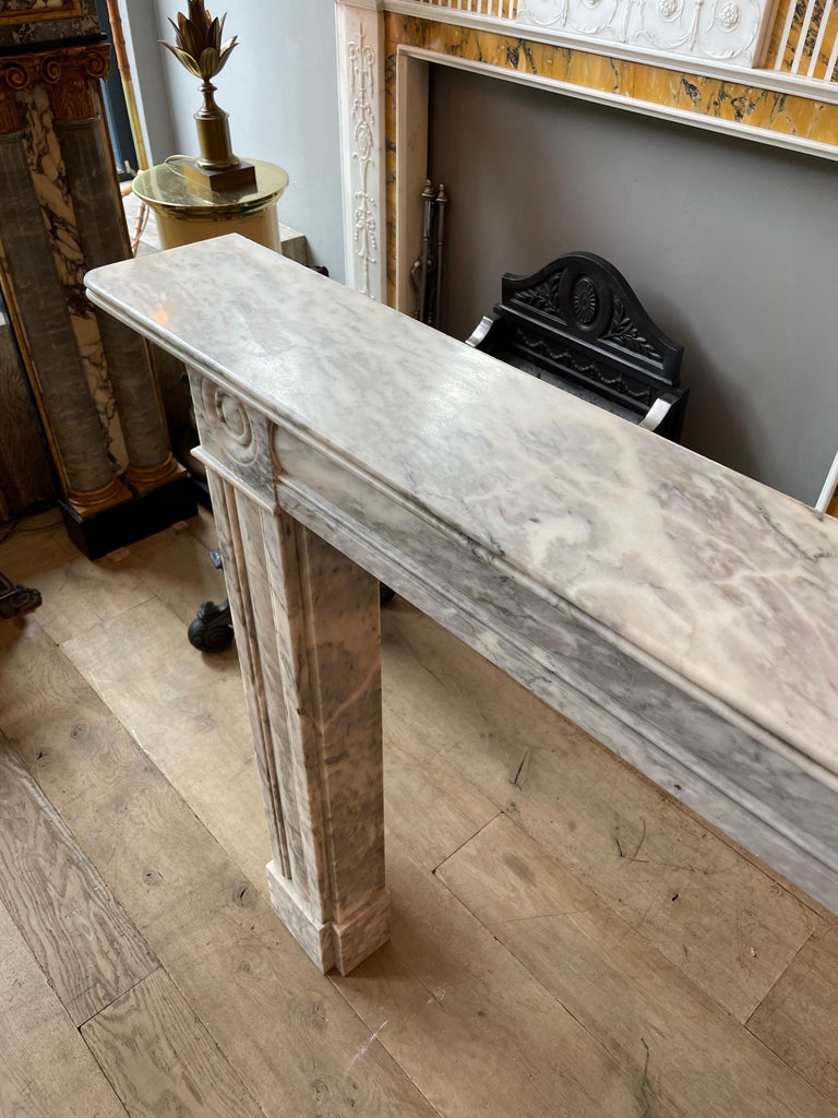 Kaminsims aus Arabescato-Marmor im englischen Regency-Stil bei 1stDibs
