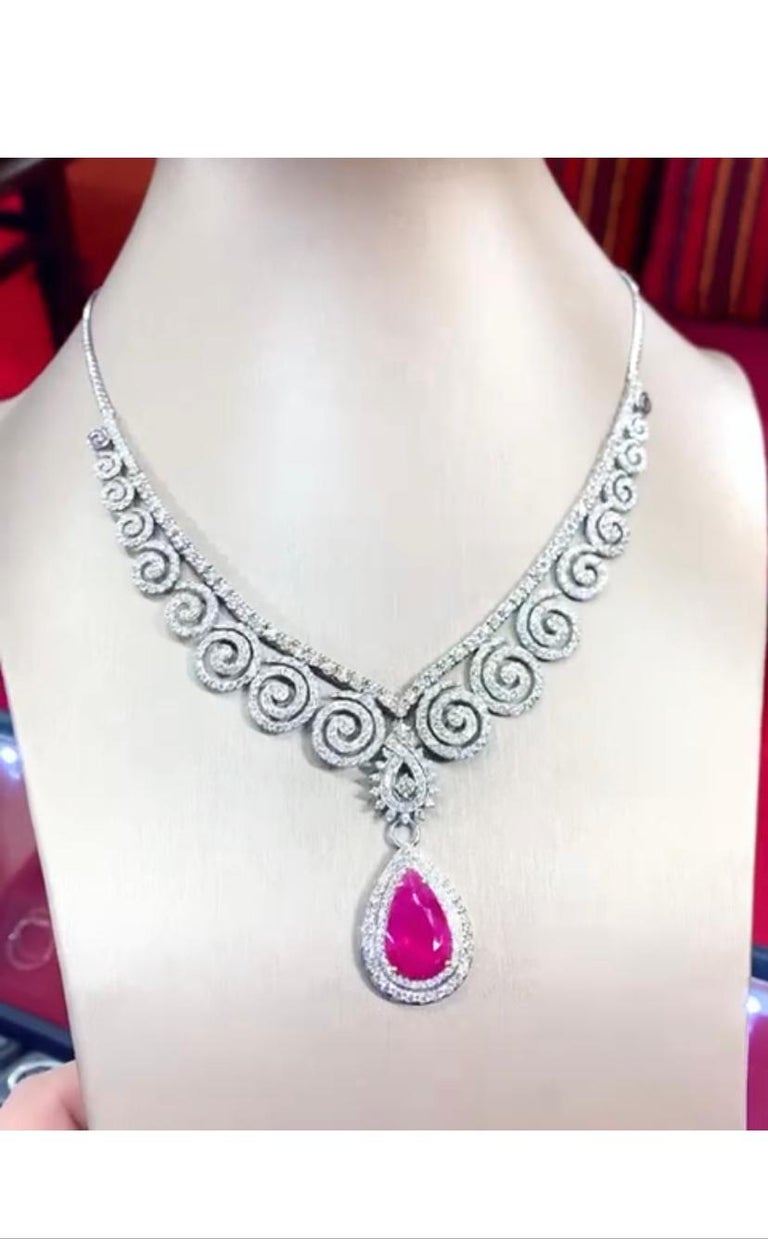 An exquisite design with Ct 15,30 of Burma ruby and diamonds on necklace in gold For Sale at 1stDibs