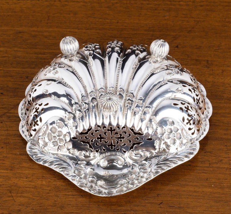 Extremely Pretty Pair of Edwardian Silver Shell Dishes For Sale at 1stDibs