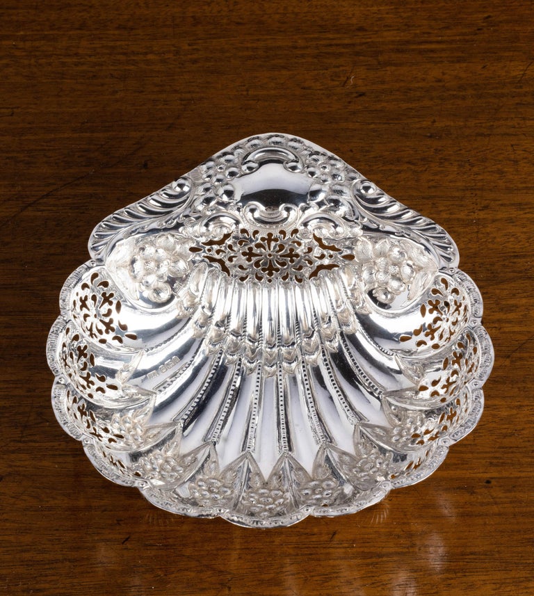 Extremely Pretty Pair of Edwardian Silver Shell Dishes For Sale at 1stDibs
