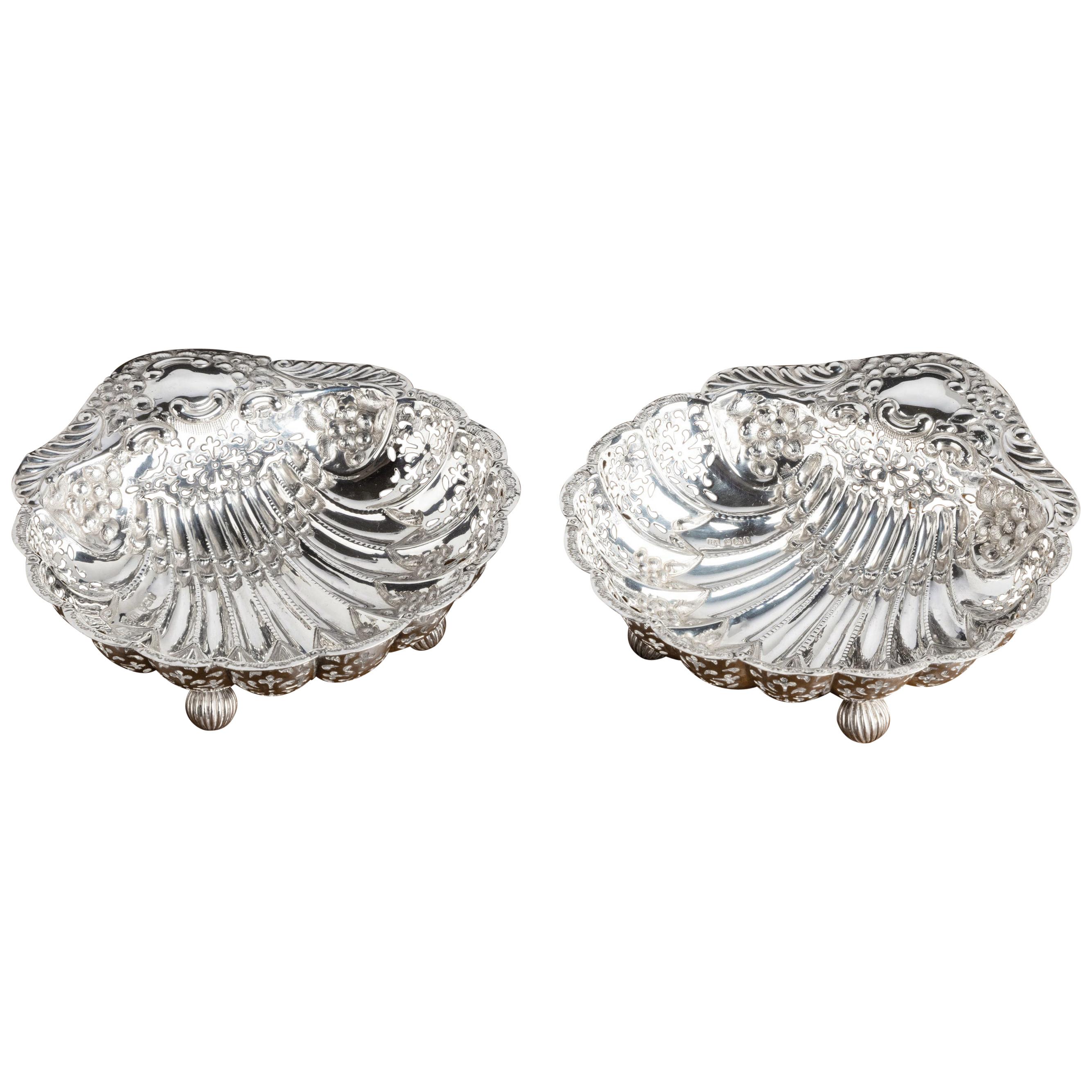 Extremely Pretty Pair of Edwardian Silver Shell Dishes For Sale at 1stDibs