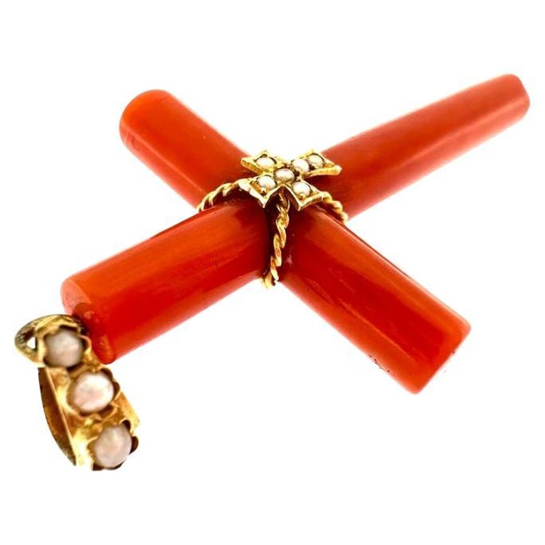 Ancienne croix italienne en corail rouge, or jaune 18 carats et perles ...