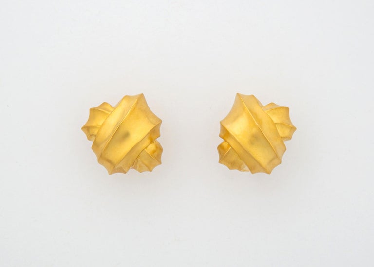 Angela Cummings Gold Ribbon Motif Earrings For Sale at 1stDibs