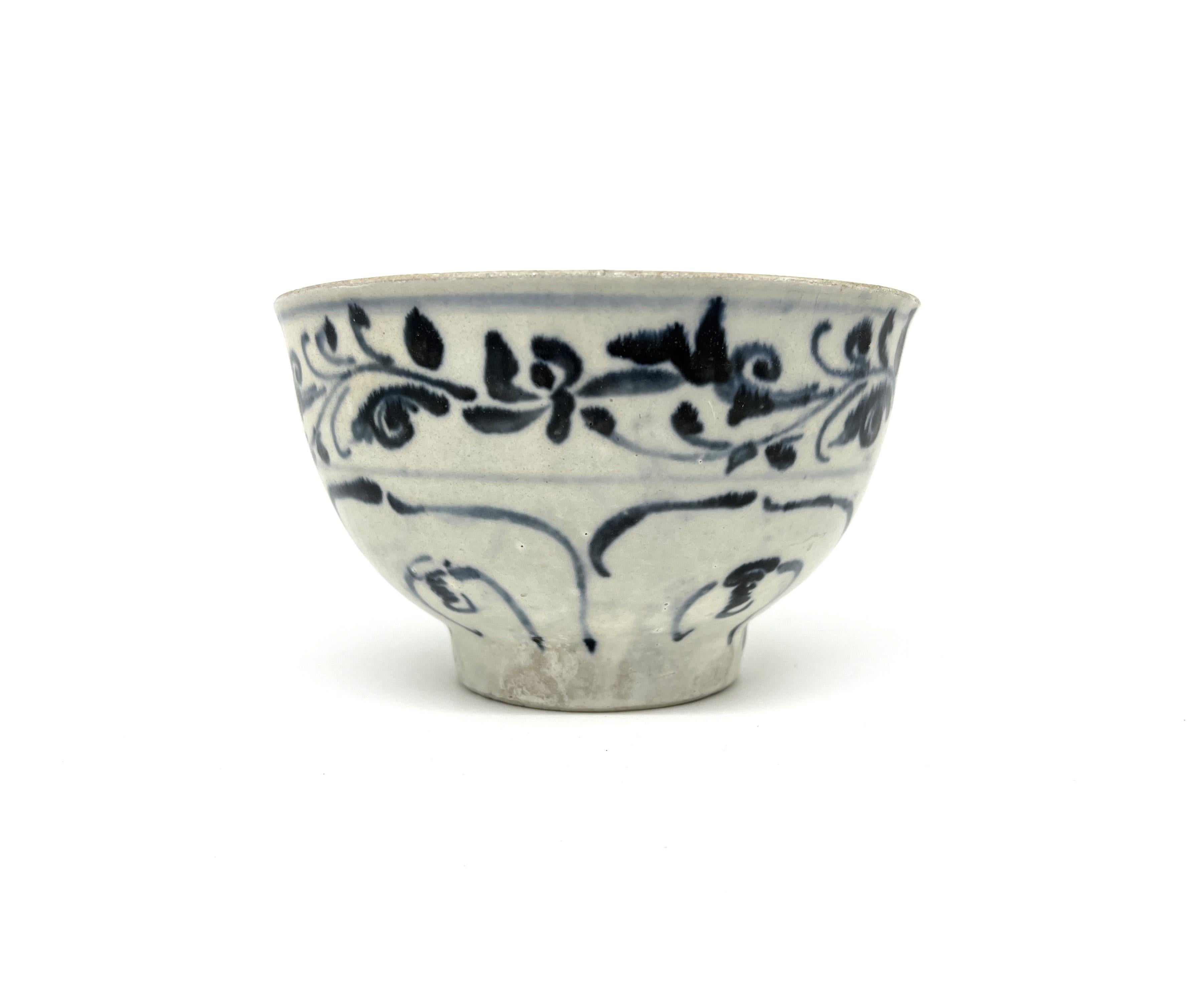 Annamese blue and white bowl, circa 15th century. For Sale at 1stDibs