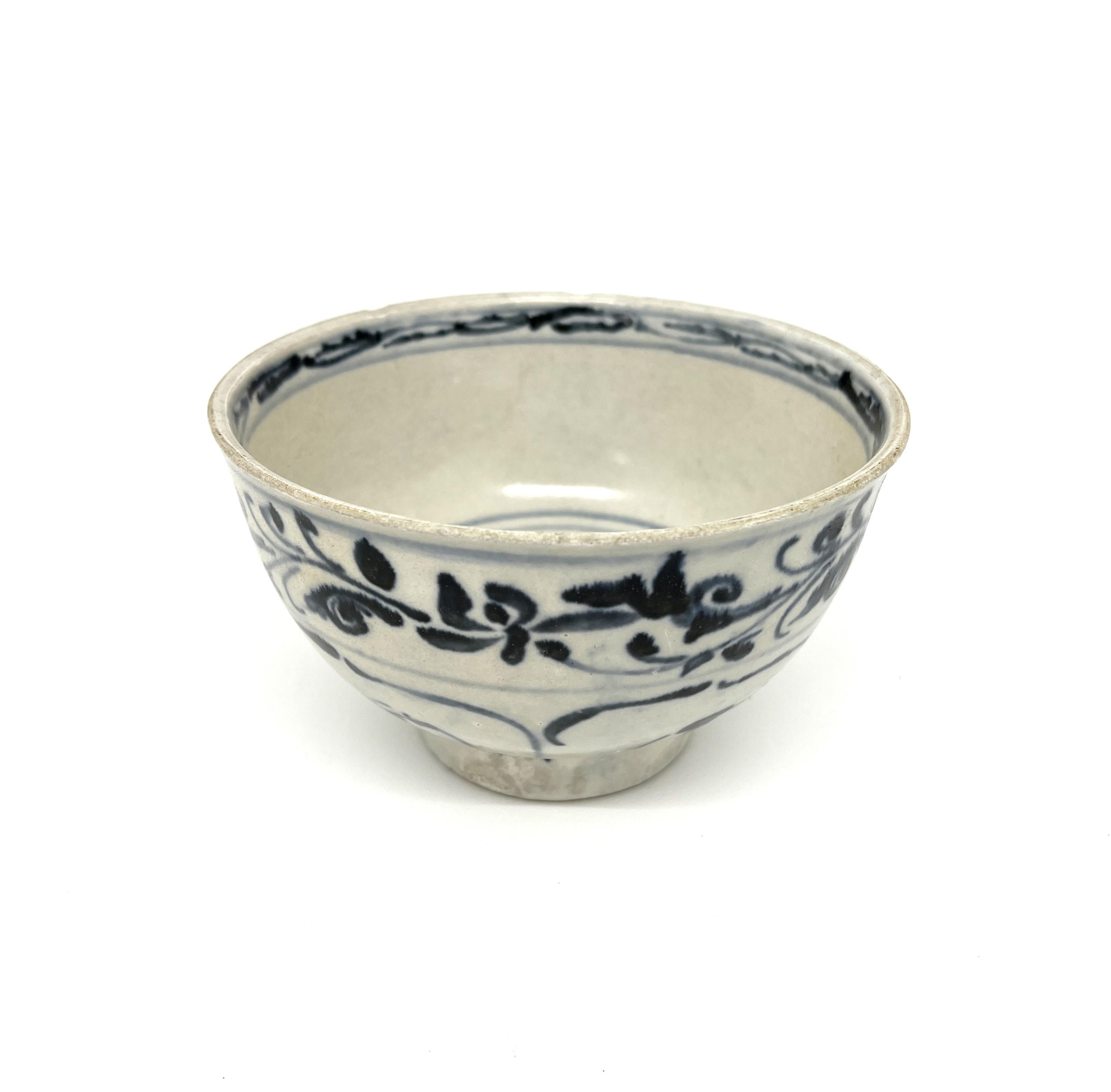 Annamese blue and white bowl, circa 15th century. For Sale at 1stDibs