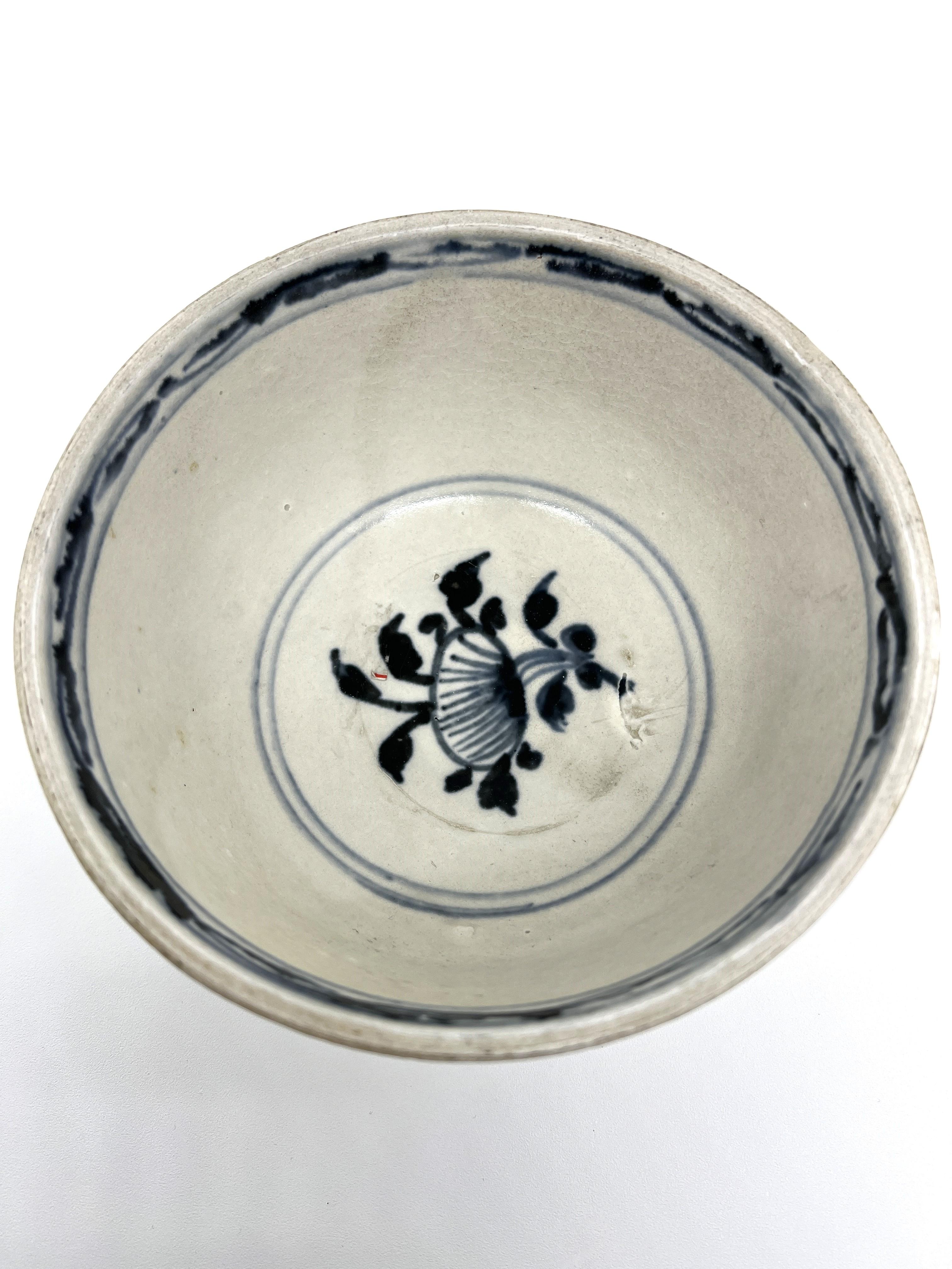 Annamese blue and white bowl, circa 15th century. For Sale at 1stDibs