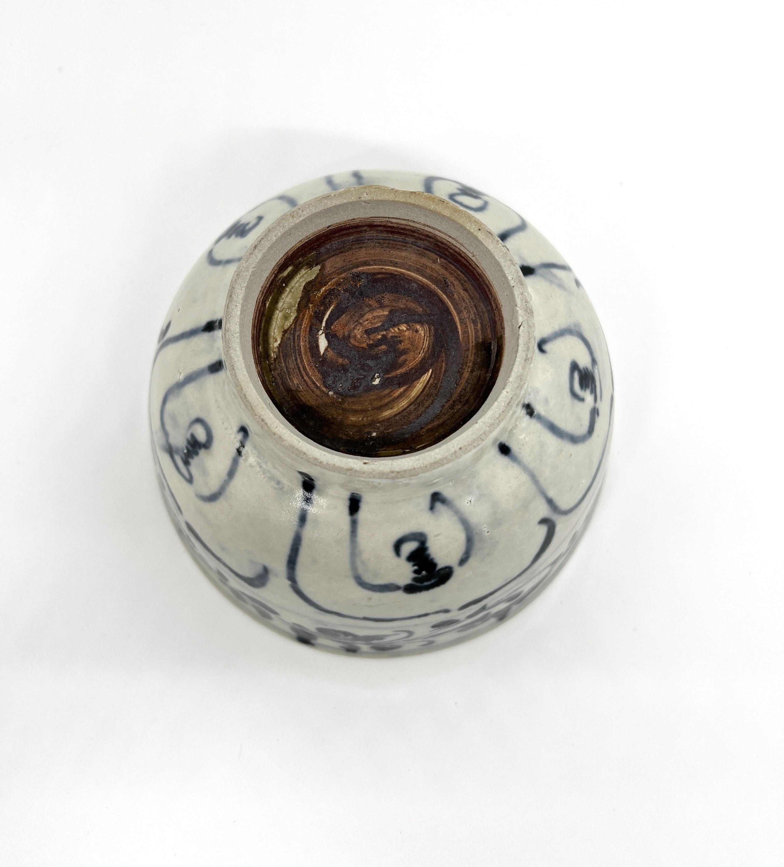 Annamese blue and white bowl, circa 15th century. For Sale at 1stDibs