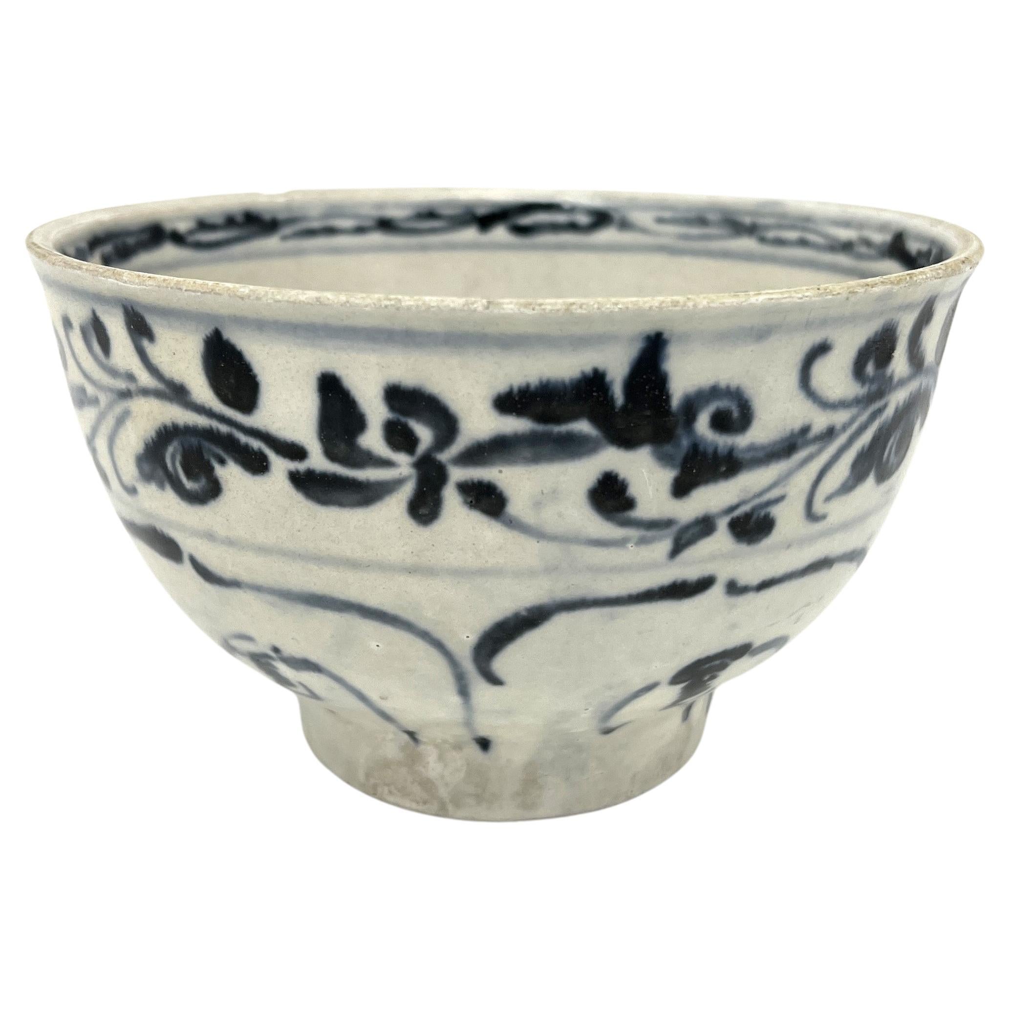 Annamese blue and white bowl, circa 15th century. For Sale at 1stDibs