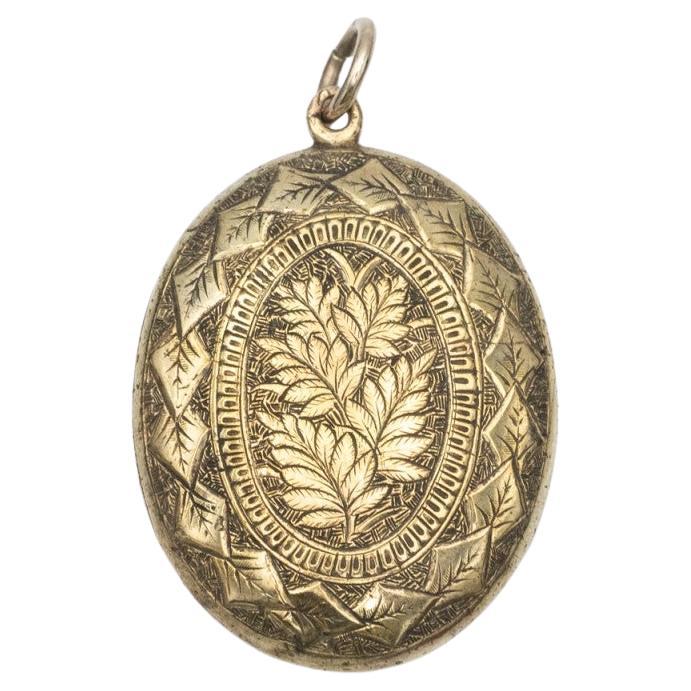 Antique onyx locket with photo hide, late 19th century. For Sale at 1stDibs