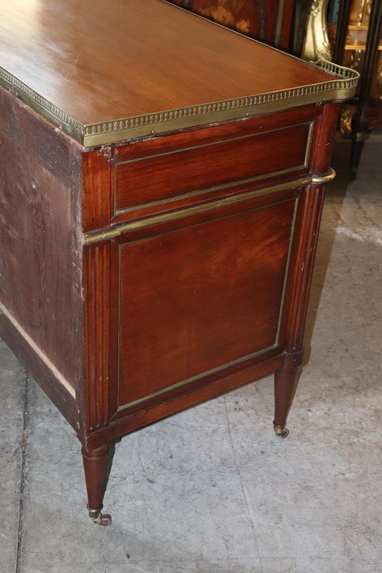 Antike französische Louis-XV- Directoire-Kommode aus Nussbaumholz mit ...