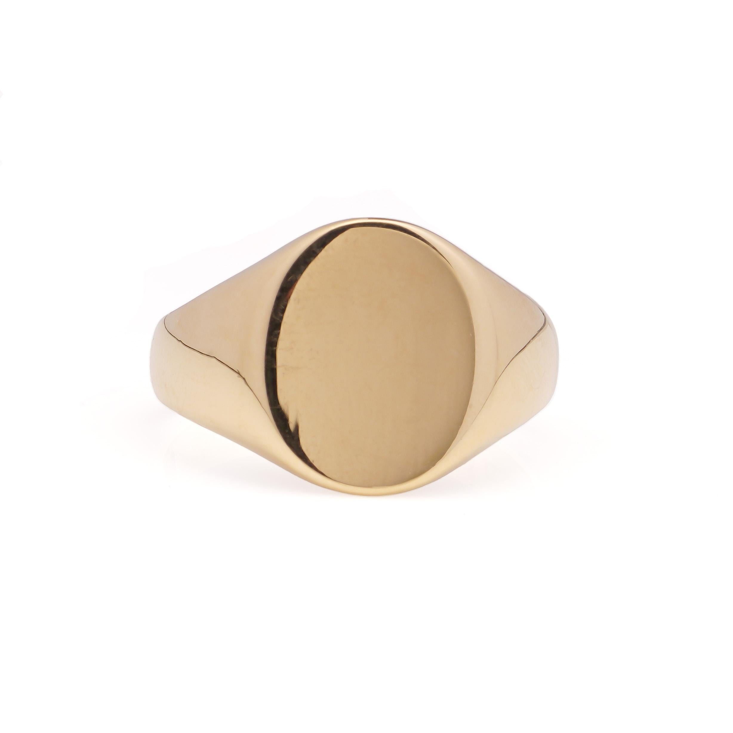 Antique 18kt. yellow gold oval signet ring For Sale at 1stDibs