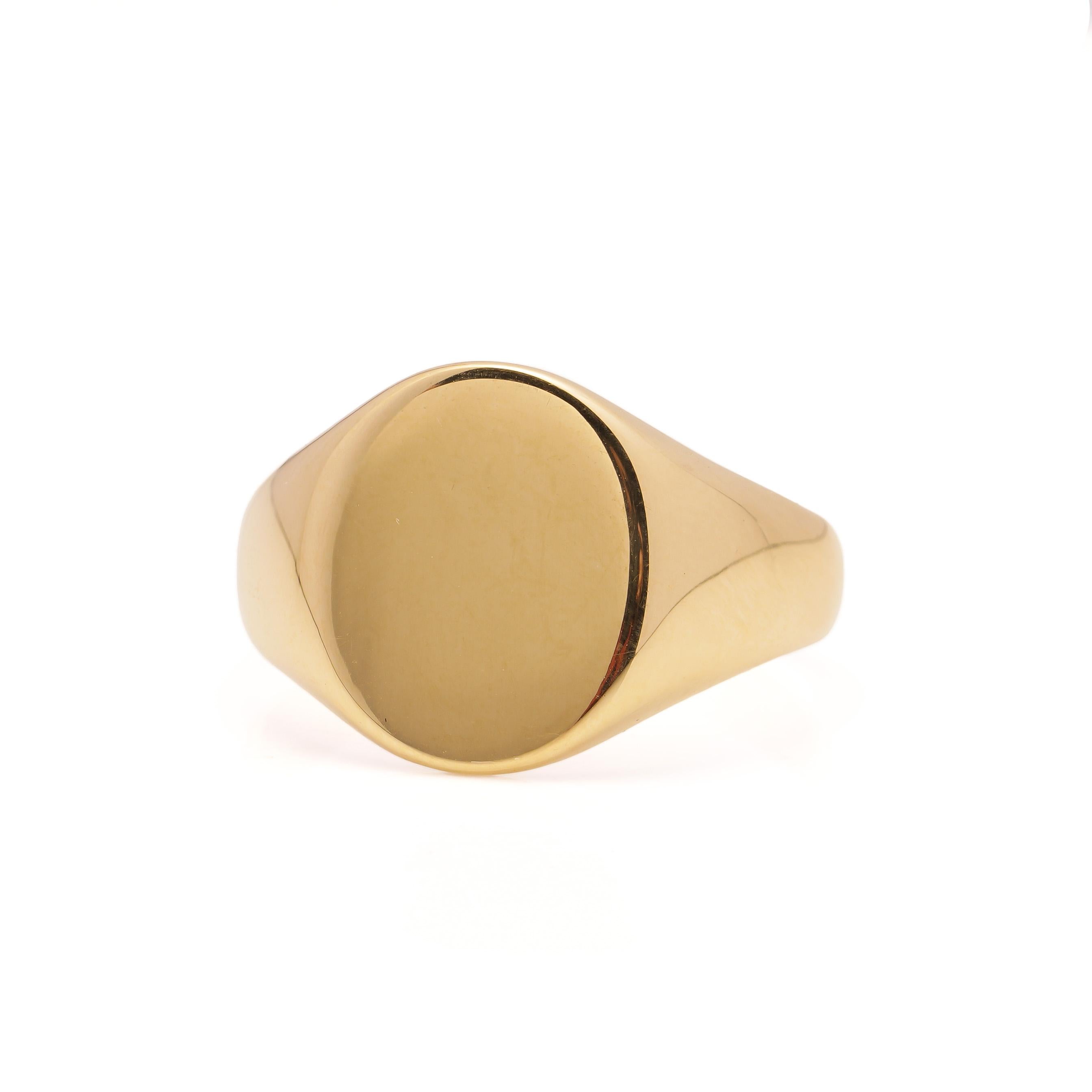 Antique 18kt. yellow gold oval signet ring For Sale at 1stDibs