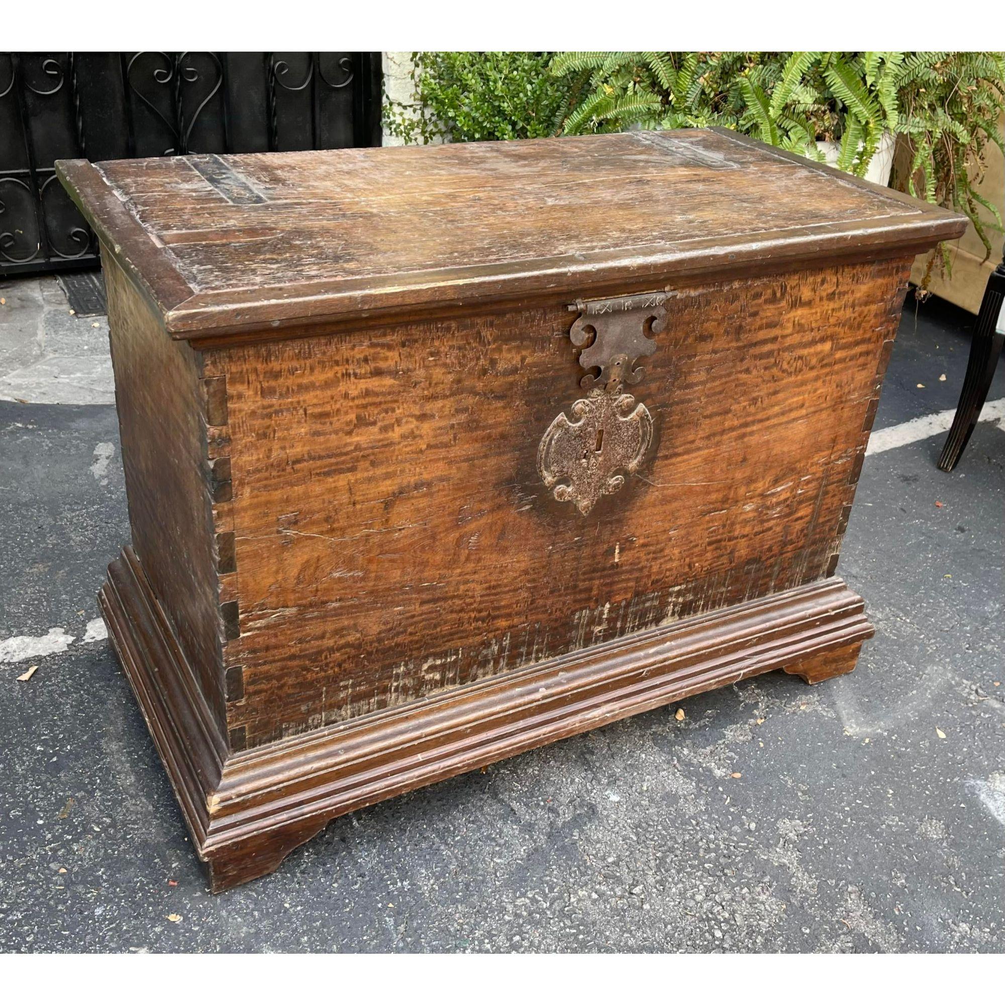 Antique 18th Century Spanish Colonial Rustic Trunk For Sale at 1stDibs