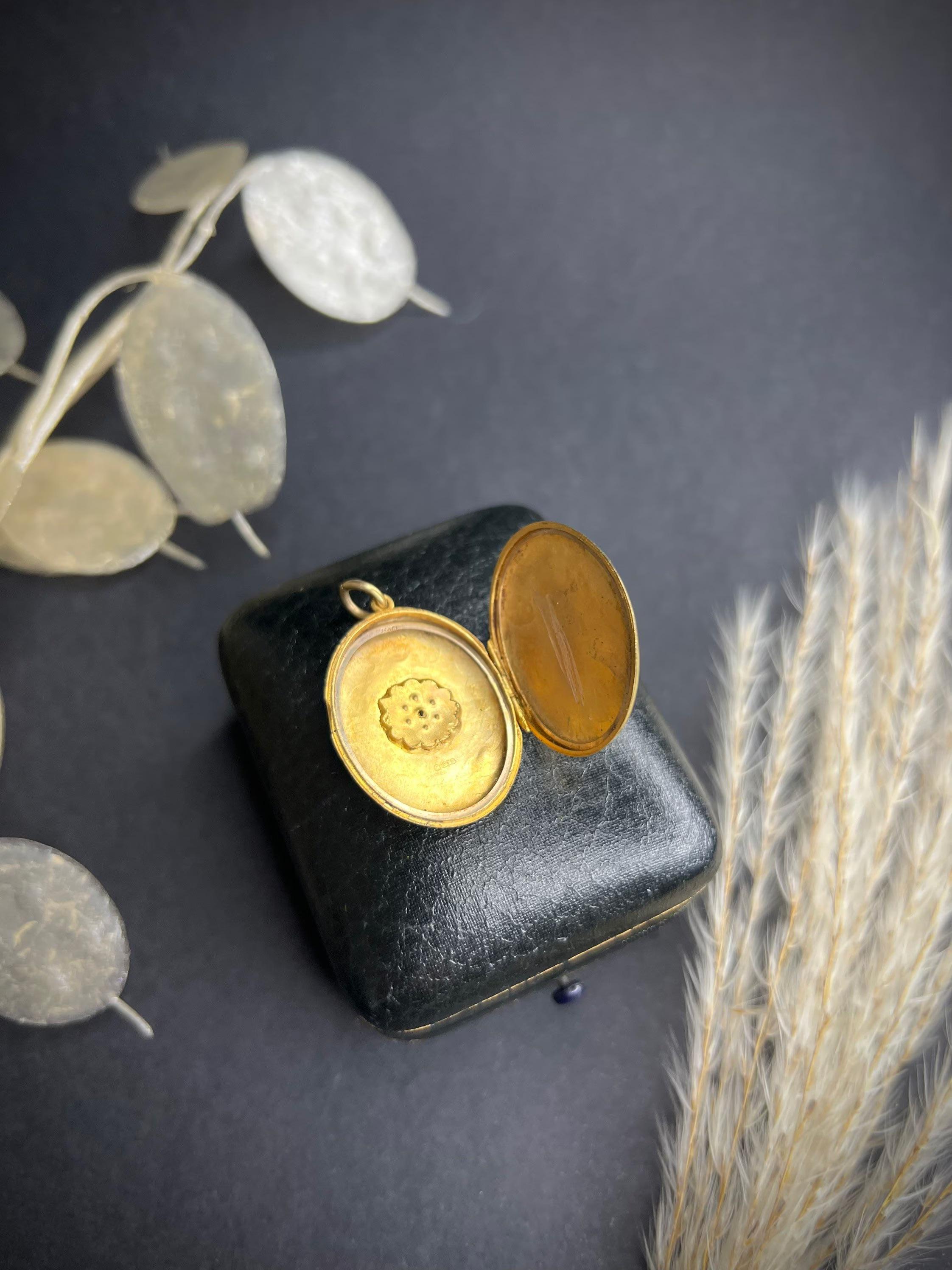 Antique 9ct Gold Victorian Oval Locket For Sale at 1stDibs
