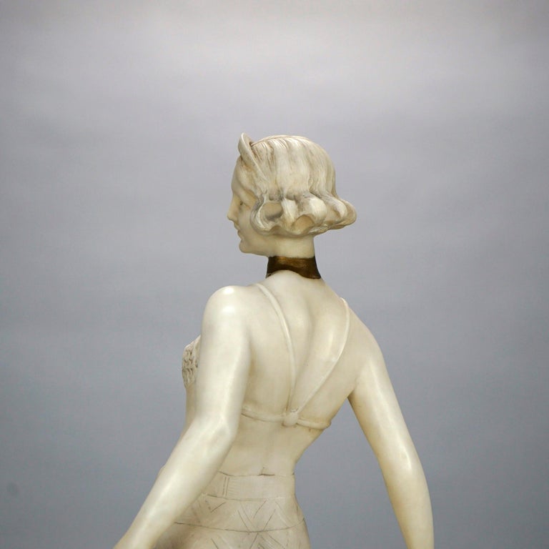 Antike Jugendstil-Skulptur einer Flapper-Frau aus geschnitztem ...