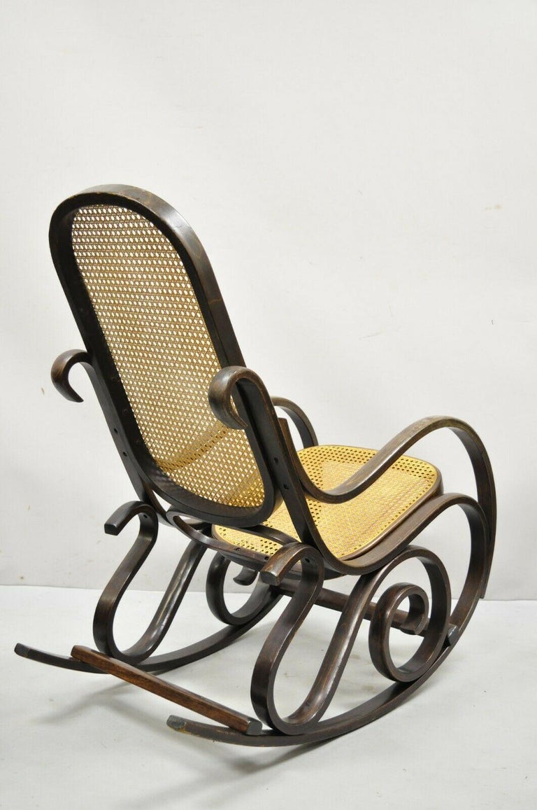 Antiker österreichischer Schaukelstuhl aus Bugholz und Schilfrohr, Thonet bei 1stDibs