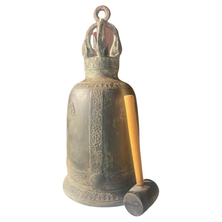 Grande cloche ancienne en bronze avec un grand son tambour résonnant En ...