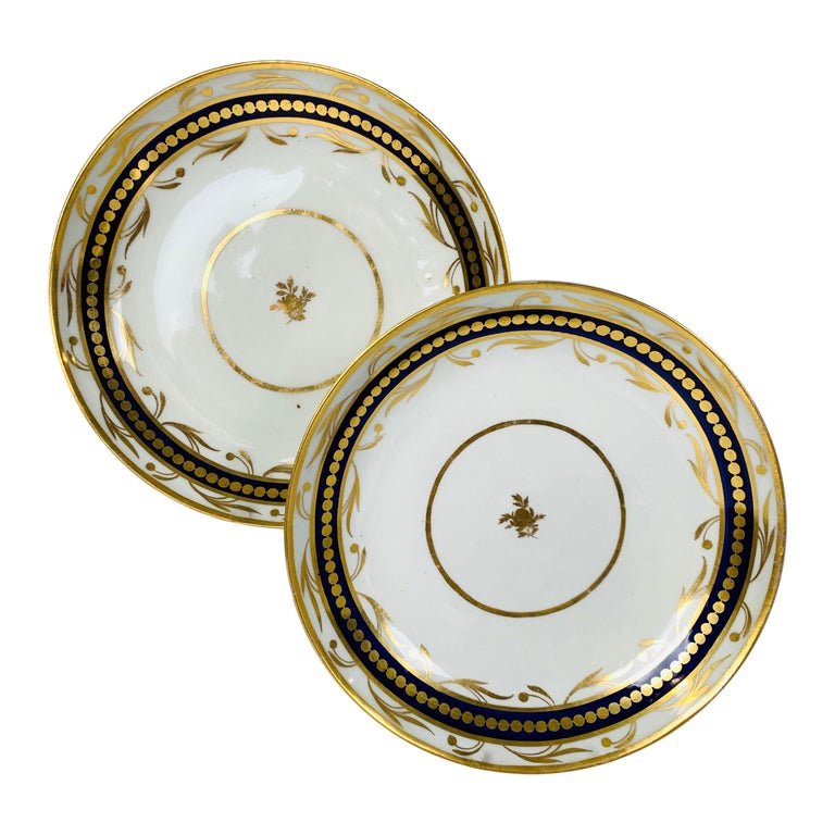 Paire de plats anciens en porcelaine bleue et or de la période Régence ...