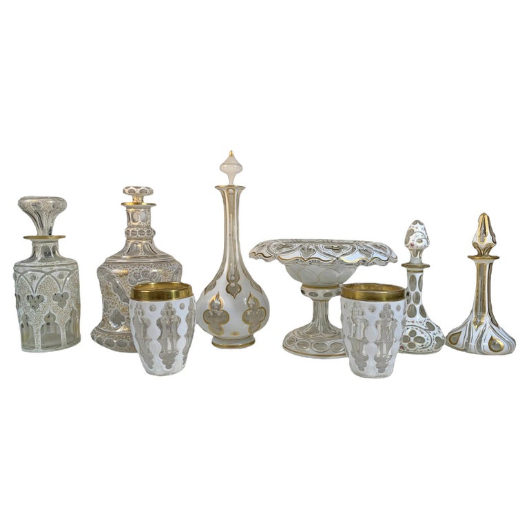 Collection de verres de Bohème anciens blancs superposés, 19ème siècle ...